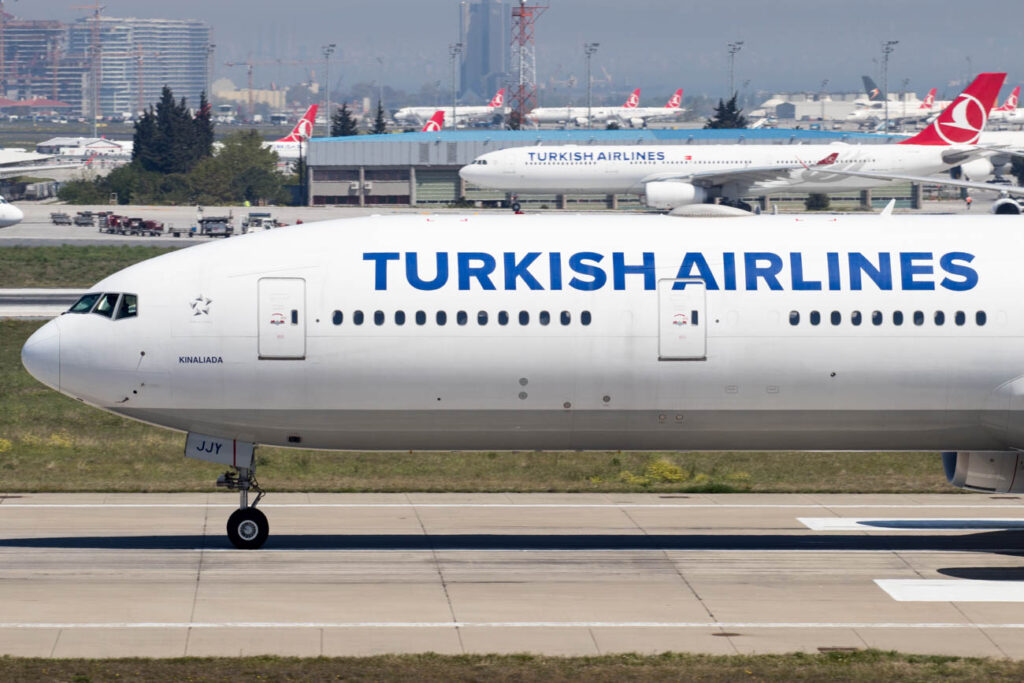Airbus A330 vs. Boeing 777: How Do They Compare? - KN Aviation